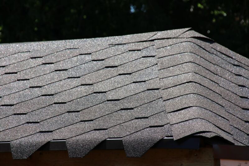 Choosing Between Fiberglass and Asphalt Roof Shingles: What’s the ...